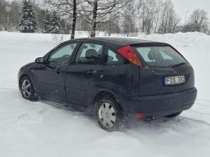 Black Ford Focus 1999 in Plunge, with an engine capacity of 1.75 L and mileage of 294 thousand km for 950 €, photo 3 on AUTOMOTO.COM.LV