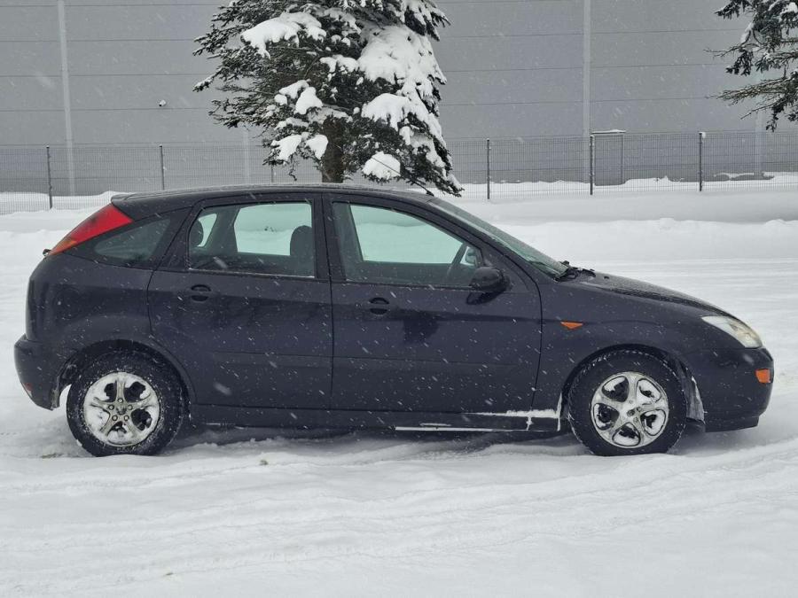 Black Ford Focus 1999 in Plunge, with an engine capacity of 1.75 L and mileage of 294 thousand km for 950 €, photo 6 on AUTOMOTO.COM.LV