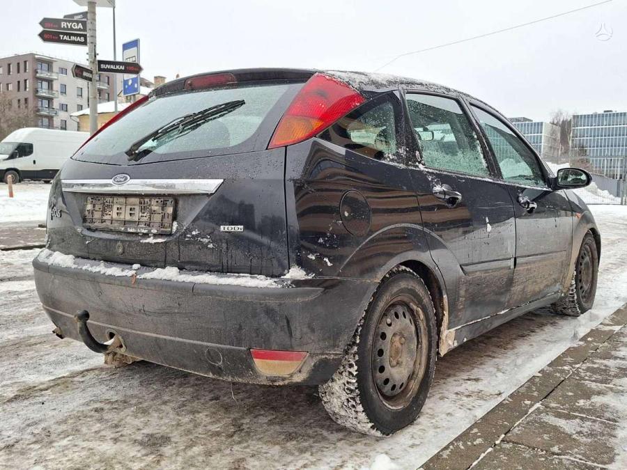 Black Ford Focus 2002 in Vilnius, with an engine capacity of 1.80 L and mileage of 215 thousand km for 300 €, photo 3 on AUTOMOTO.COM.LV