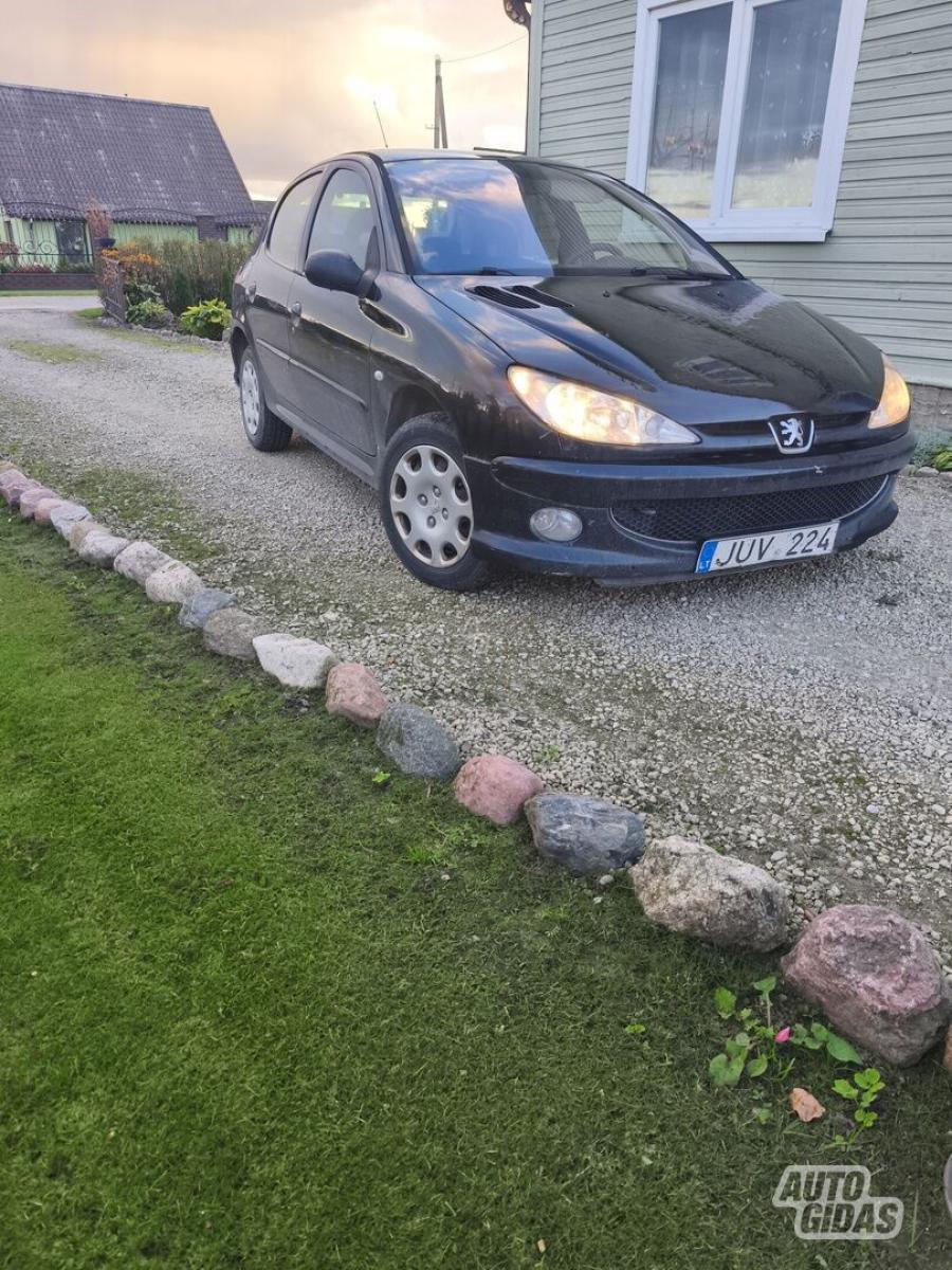 Black Ford Focus 2002 in Pakruojis, with an engine capacity of 1.40 L and mileage of 308 thousand km for 550 €, photo 1 on AUTOMOTO.COM.LV
