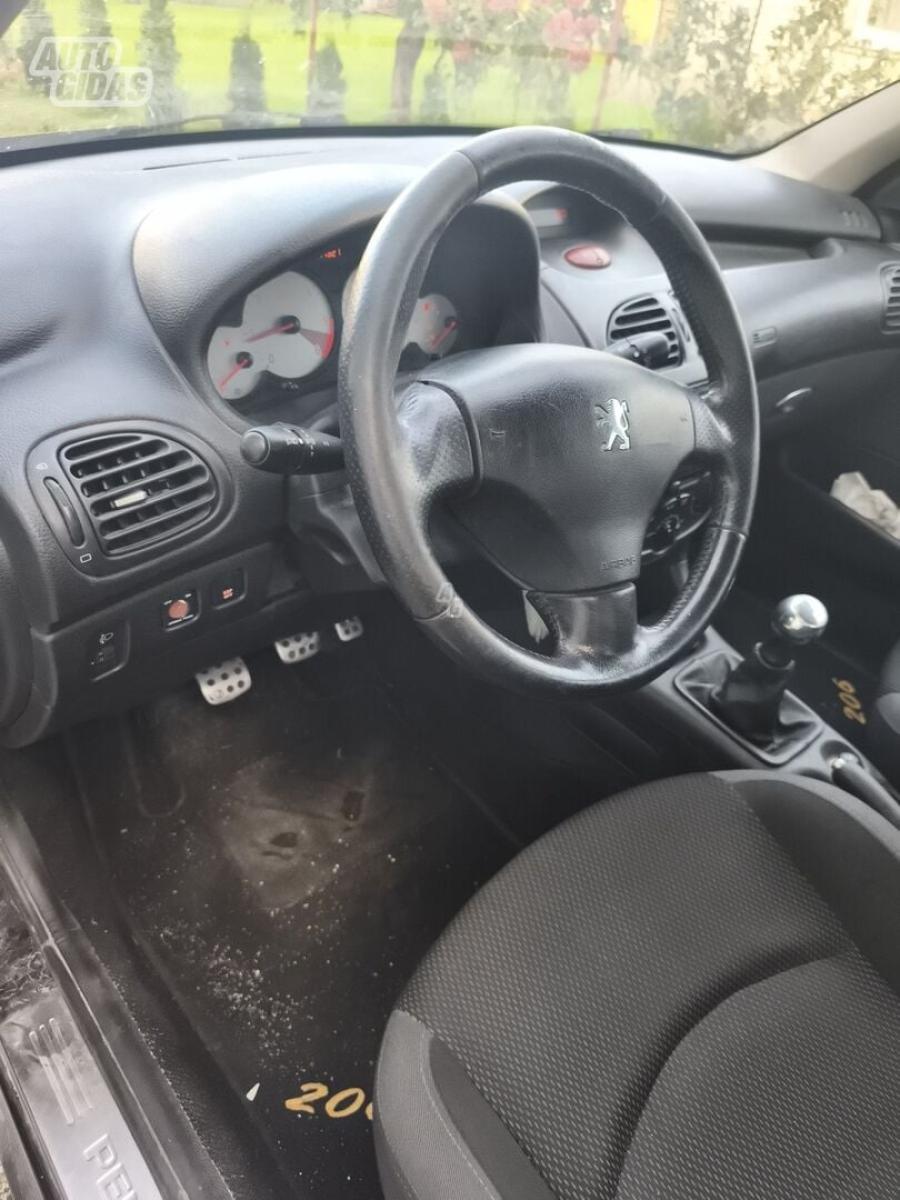 Black Ford Focus 2002 in Pakruojis, with an engine capacity of 1.40 L and mileage of 308 thousand km for 550 €, photo 3 on AUTOMOTO.COM.LV