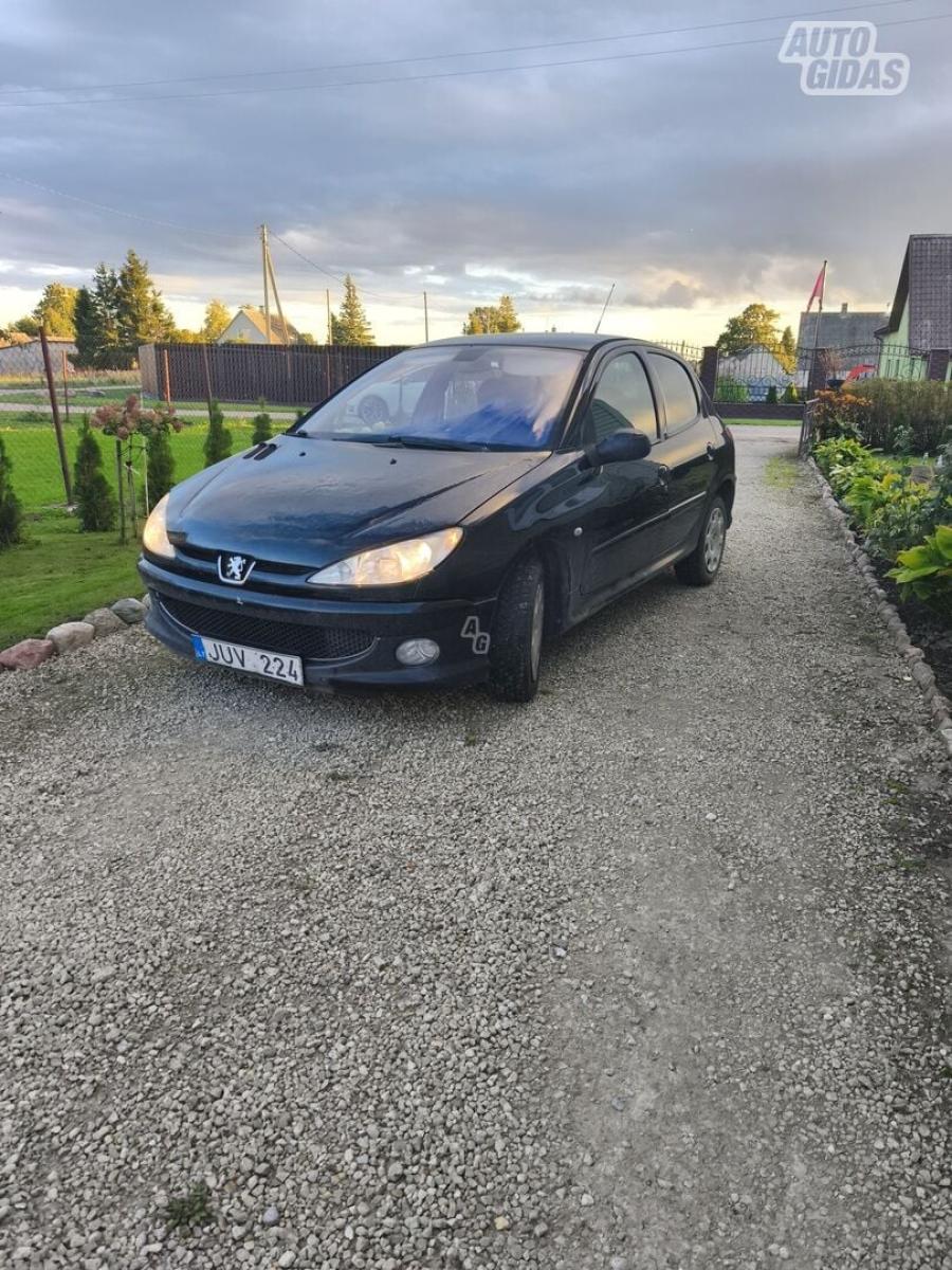 Black Ford Focus 2002 in Pakruojis, with an engine capacity of 1.40 L and mileage of 308 thousand km for 550 €, photo 4 on AUTOMOTO.COM.LV