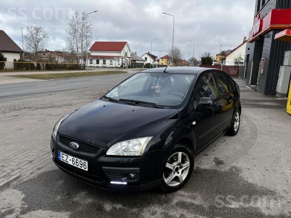 Black Ford Focus 2005 in Liepaja, with an engine capacity of 1.60 L and mileage of 360 thousand km for 1250 €, photo 1 on AUTOMOTO.COM.LV