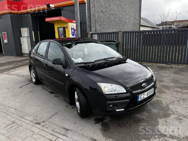 Black Ford Focus 2005 in Liepaja, with an engine capacity of 1.60 L and mileage of 360 thousand km for 1250 €, photo 2 on AUTOMOTO.COM.LV
