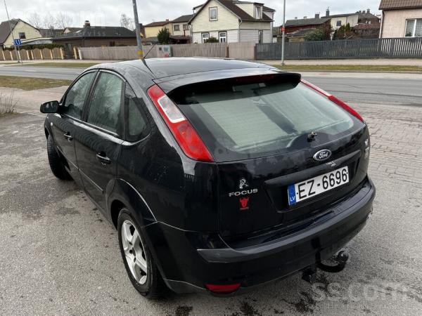 Black Ford Focus 2005 in Liepaja, with an engine capacity of 1.60 L and mileage of 360 thousand km for 1250 €, photo 3 on AUTOMOTO.COM.LV