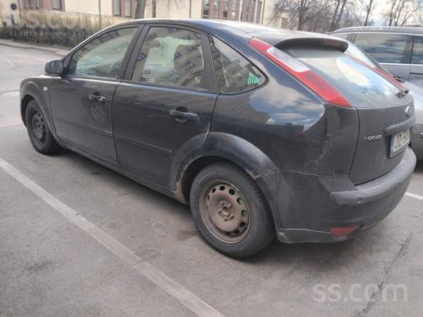 Black Ford Focus 2005 in Riga, with an engine capacity of 1.60 L and mileage of 383 thousand km for 750 €, photo 1 on AUTOMOTO.COM.LV