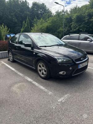 Melns Ford Focus 2005 Kauņa, ar dzinēja tilpumu 2.00 L un nobraukumu 295 tūkst. km par 500 €, foto  vietnē AUTOMOTO.COM.LV