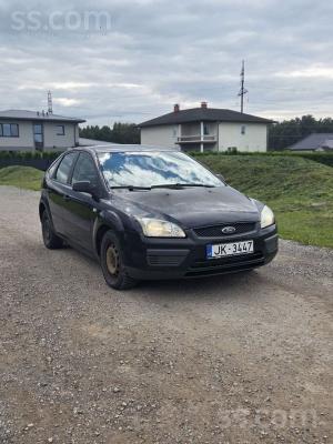 Melns Ford Focus 2006 Rīga, ar dzinēja tilpumu 1.60 L un nobraukumu 255 tūkst. km par 1300 €, foto  vietnē AUTOMOTO.COM.LV