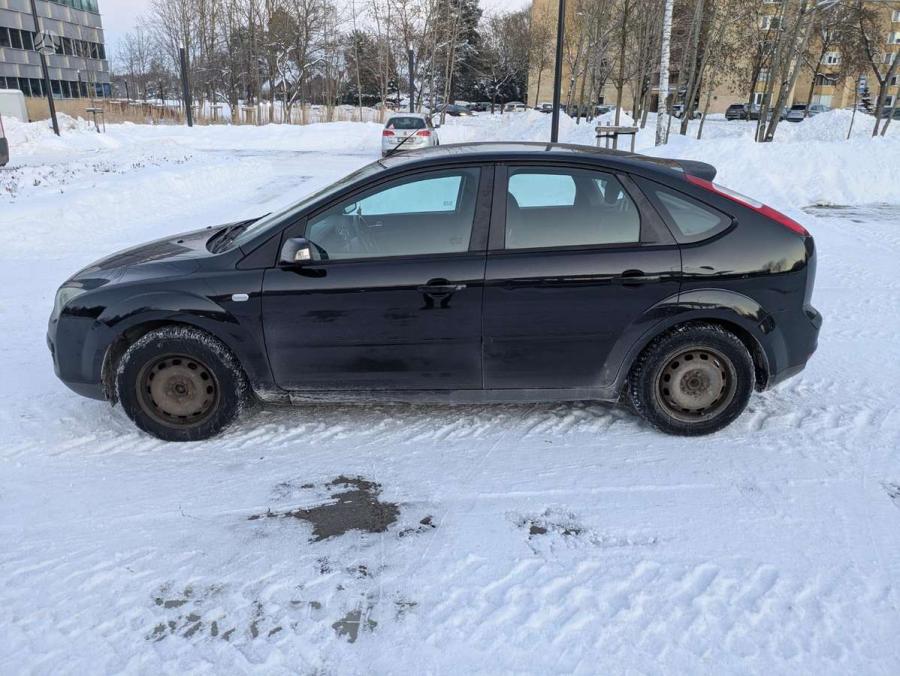 Black Ford Focus 2007 in Vilnius, with an engine capacity of 1.60 L and mileage of 230 thousand km for 900 €, photo 3 on AUTOMOTO.COM.LV