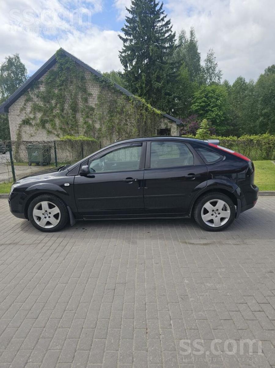 Black Ford Focus 2007 in Valmiera, with an engine capacity of 1.60 L and mileage of 183 thousand km for 1590 €, photo 1 on AUTOMOTO.COM.LV