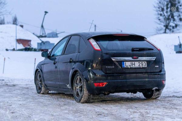 Melns Ford Focus 2008 Kauņa, ar dzinēja tilpumu 2.00 L un nobraukumu 304 tūkst. km par 2800 €, foto 3 vietnē AUTOMOTO.COM.LV