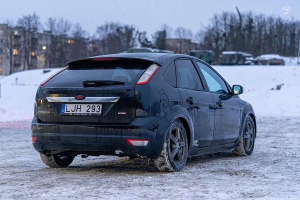 Black Ford Focus 2008 in Kaunas, with an engine capacity of 2.00 L and mileage of 304 thousand km for 2800 €, photo 4 on AUTOMOTO.COM.LV
