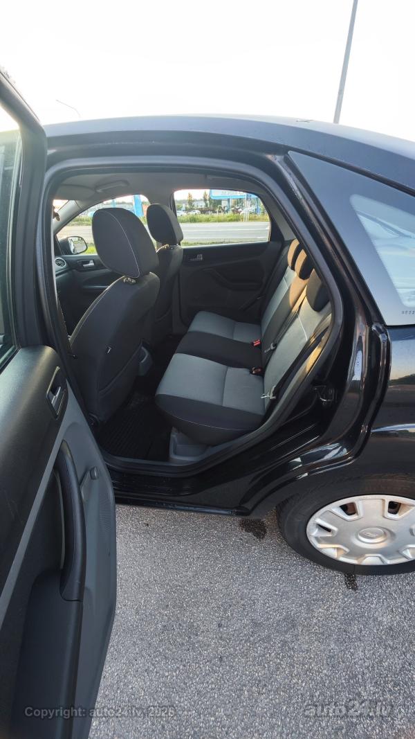 Black Ford Focus 2010 in Tallinn, with an engine capacity of 1.60 L and mileage of 191 thousand km for 2000 €, photo 2 on AUTOMOTO.COM.LV