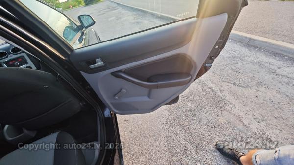 Black Ford Focus 2010 in Tallinn, with an engine capacity of 1.60 L and mileage of 191 thousand km for 2000 €, photo 4 on AUTOMOTO.COM.LV