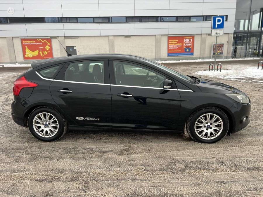 Black Ford Focus 2012 in Vilnius, with an engine capacity of 1.60 L and mileage of 330 thousand km for 3250 €, photo 4 on AUTOMOTO.COM.LV