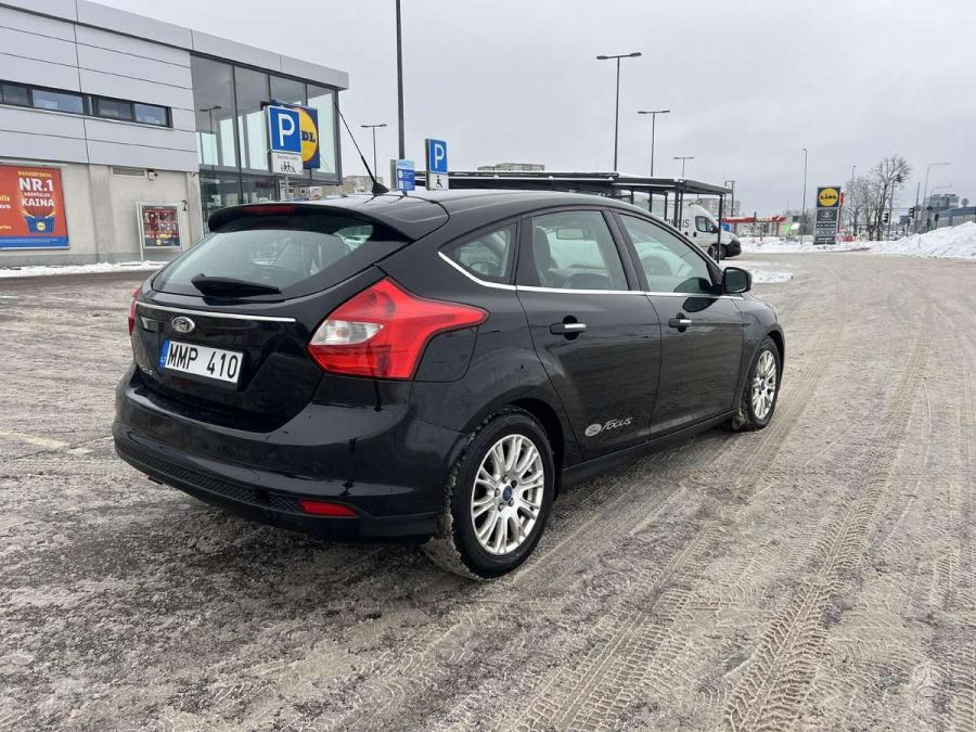 Black Ford Focus 2012 in Vilnius, with an engine capacity of 1.60 L and mileage of 330 thousand km for 3250 €, photo 5 on AUTOMOTO.COM.LV