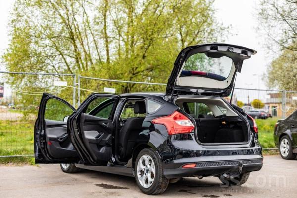 Black Ford Focus 2013 in Riga, with an engine capacity of 1.60 L and mileage of 234 thousand km for 4590 €, photo 9 on AUTOMOTO.COM.LV