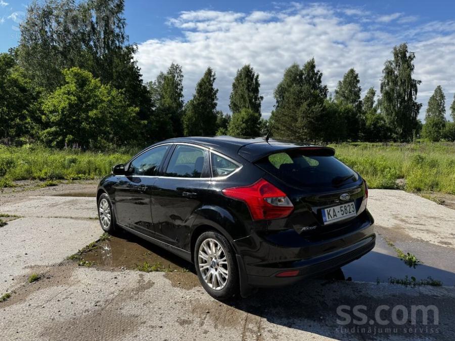 Melns Ford Focus 2013 Valmiera, ar dzinēja tilpumu 1.60 L un nobraukumu 225 tūkst. km par 3000 €, foto 4 vietnē AUTOMOTO.COM.LV