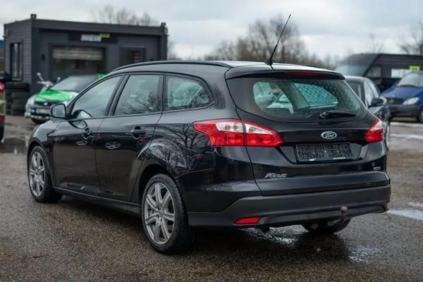 Black Ford Focus 2013 in Liepaja, with an engine capacity of 1.60 L and mileage of 227 thousand km for 5500 €, photo 2 on AUTOMOTO.COM.LV