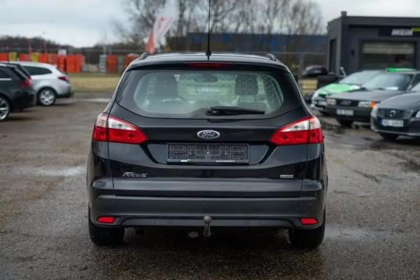 Black Ford Focus 2013 in Liepaja, with an engine capacity of 1.60 L and mileage of 227 thousand km for 5500 €, photo 3 on AUTOMOTO.COM.LV