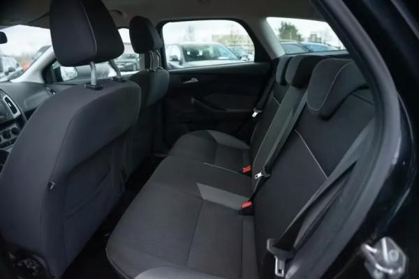 Black Ford Focus 2013 in Liepaja, with an engine capacity of 1.60 L and mileage of 227 thousand km for 5500 €, photo 9 on AUTOMOTO.COM.LV