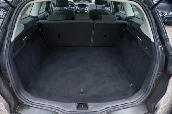 Black Ford Focus 2013 in Liepaja, with an engine capacity of 1.60 L and mileage of 227 thousand km for 5500 €, photo 10 on AUTOMOTO.COM.LV