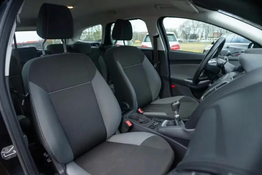 Melns Ford Focus 2013 Liepāja, ar dzinēja tilpumu 1.60 L un nobraukumu 227 tūkst. km par 5500 €, foto 13 vietnē AUTOMOTO.COM.LV