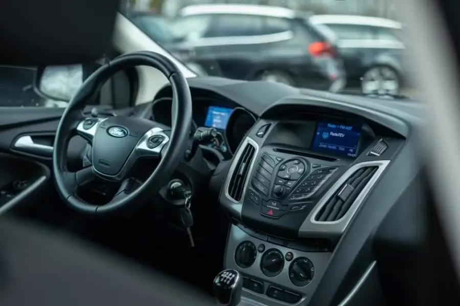 Melns Ford Focus 2013 Liepāja, ar dzinēja tilpumu 1.60 L un nobraukumu 227 tūkst. km par 5500 €, foto 14 vietnē AUTOMOTO.COM.LV