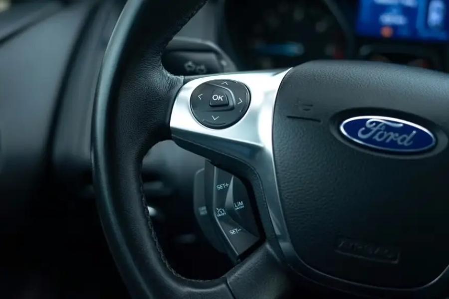 Melns Ford Focus 2013 Liepāja, ar dzinēja tilpumu 1.60 L un nobraukumu 227 tūkst. km par 5500 €, foto 19 vietnē AUTOMOTO.COM.LV