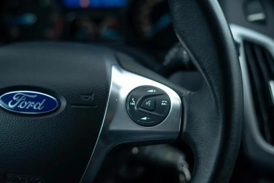 Melns Ford Focus 2013 Liepāja, ar dzinēja tilpumu 1.60 L un nobraukumu 227 tūkst. km par 5500 €, foto 20 vietnē AUTOMOTO.COM.LV