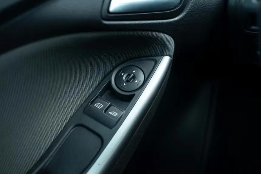 Melns Ford Focus 2013 Liepāja, ar dzinēja tilpumu 1.60 L un nobraukumu 227 tūkst. km par 5500 €, foto 22 vietnē AUTOMOTO.COM.LV