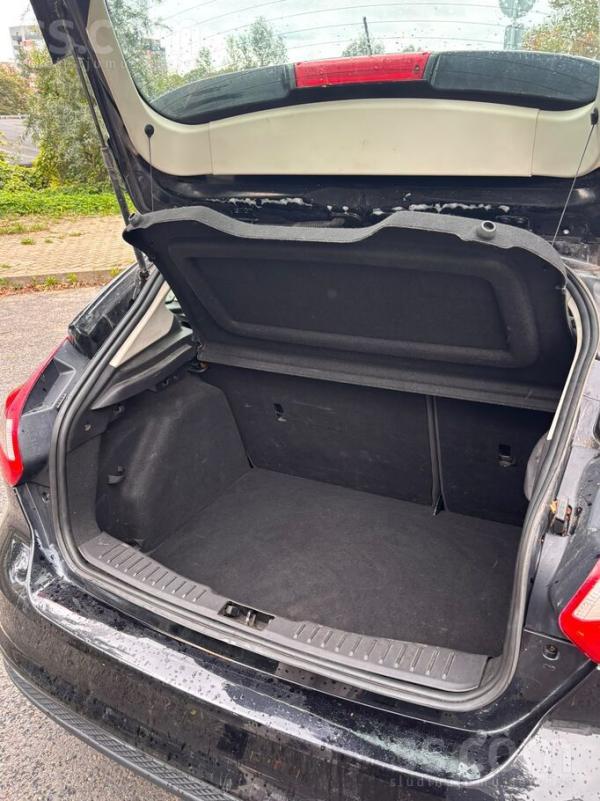 Black Ford Focus 2013 in Riga, with an engine capacity of 1.60 L and mileage of 406 thousand km for 2150 €, photo 8 on AUTOMOTO.COM.LV
