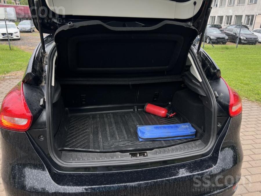 Melns Ford Focus 2015 Limbaži, ar dzinēja tilpumu 1.00 L un nobraukumu 72 tūkst. km par 5950 €, foto 8 vietnē AUTOMOTO.COM.LV