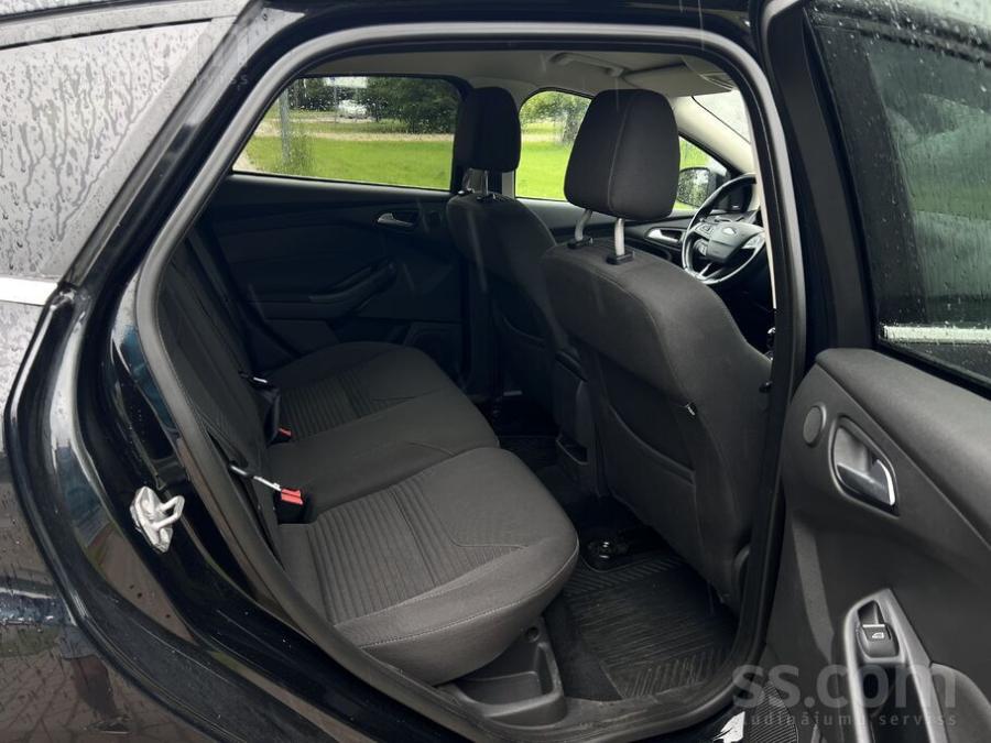 Melns Ford Focus 2015 Limbaži, ar dzinēja tilpumu 1.00 L un nobraukumu 72 tūkst. km par 5950 €, foto 12 vietnē AUTOMOTO.COM.LV