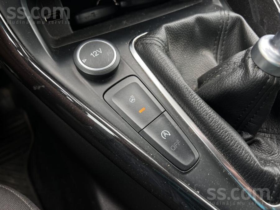 Melns Ford Focus 2015 Limbaži, ar dzinēja tilpumu 1.00 L un nobraukumu 72 tūkst. km par 5950 €, foto 18 vietnē AUTOMOTO.COM.LV