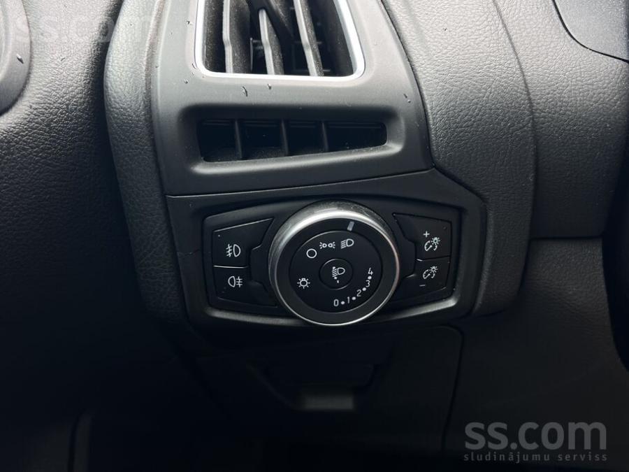 Melns Ford Focus 2015 Limbaži, ar dzinēja tilpumu 1.00 L un nobraukumu 72 tūkst. km par 5950 €, foto 23 vietnē AUTOMOTO.COM.LV