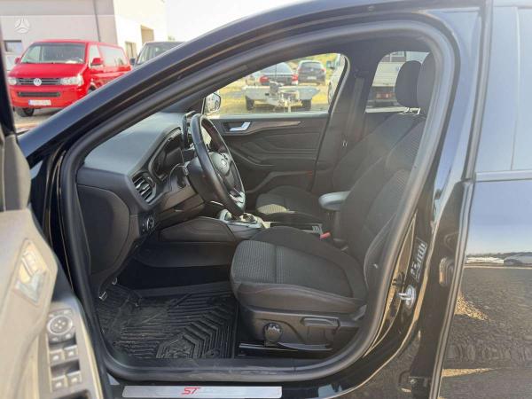 Black Ford Focus 2018 in Siauliai, with an engine capacity of 1.00 L and mileage of 168 thousand km for 8250 €, photo 10 on AUTOMOTO.COM.LV