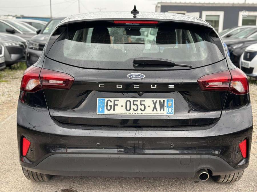 Black Ford Focus 2022 in Vilnius, with an engine capacity of 1.50 L and mileage of 154 thousand km for 10526 €, photo 5 on AUTOMOTO.COM.LV