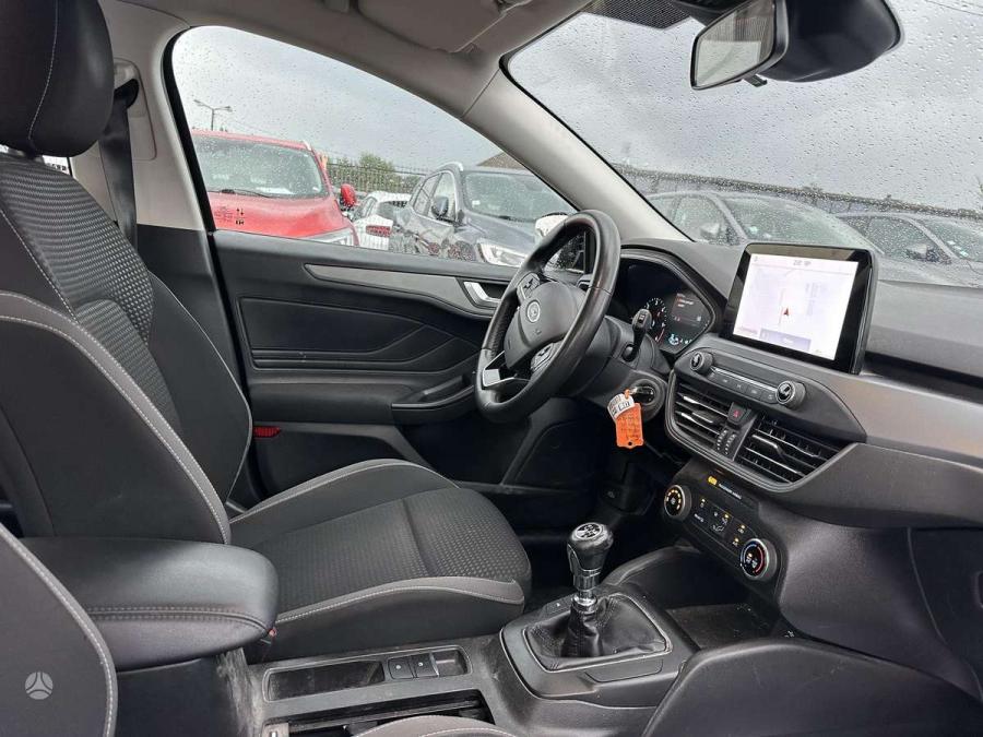 Black Ford Focus 2022 in Vilnius, with an engine capacity of 1.50 L and mileage of 154 thousand km for 10526 €, photo 17 on AUTOMOTO.COM.LV
