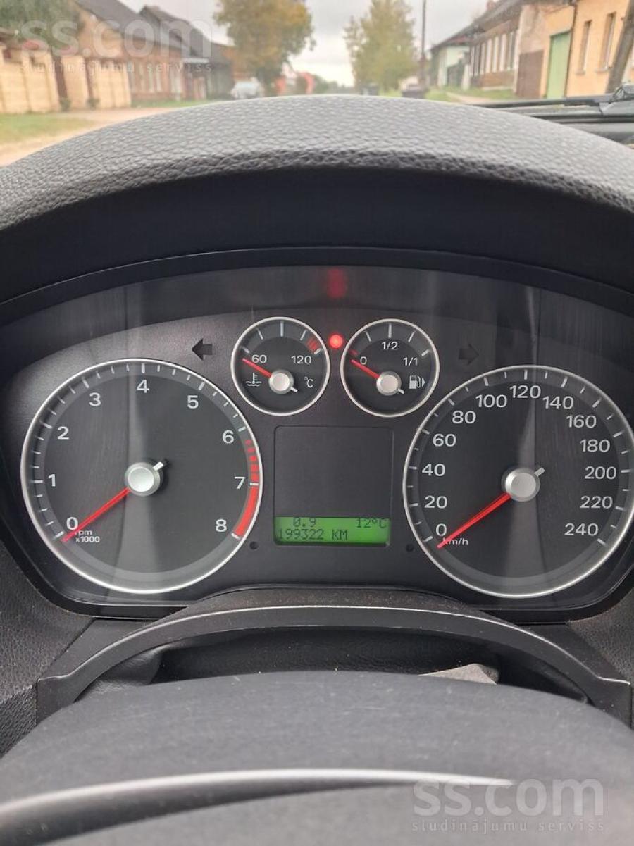 Black Ford Focus 2006 in Daugavpils, with an engine capacity of 1.80 L and mileage of 199 thousand km for 2700 €, photo 4 on AUTOMOTO.COM.LV