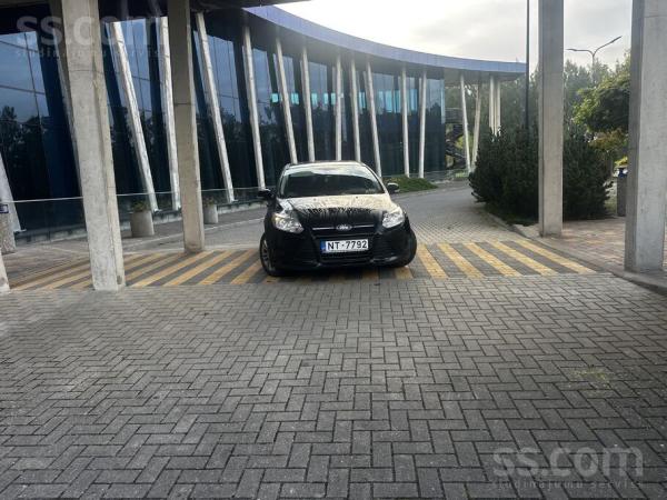 Black Ford Focus 2014 in Tukums, with an engine capacity of 1.60 L and mileage of 306 thousand km for 2650 €, photo 4 on AUTOMOTO.COM.LV