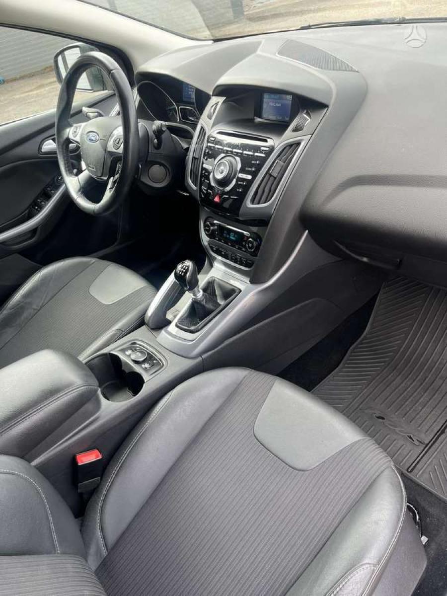 Black Ford Focus 2011 in Utena, with an engine capacity of 1.60 L and mileage of 132 thousand km for 3900 €, photo 13 on AUTOMOTO.COM.LV