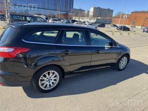 Black Ford Focus 2012 in Aizkraukle, with an engine capacity of 1.00 L and mileage of 230 thousand km for 2500 €, photo 3 on AUTOMOTO.COM.LV