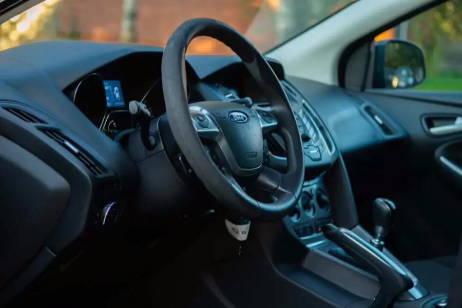 Black Ford Focus 2012 in Grobiņa, with an engine capacity of 1.60 L and mileage of 262 thousand km for 4450 €, photo 14 on AUTOMOTO.COM.LV