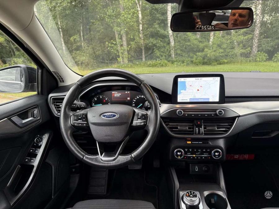 Melns Ford Focus 2020 Kauņa, ar dzinēja tilpumu 1.50 L un nobraukumu 200 tūkst. km par 8550 €, foto 24 vietnē AUTOMOTO.COM.LV