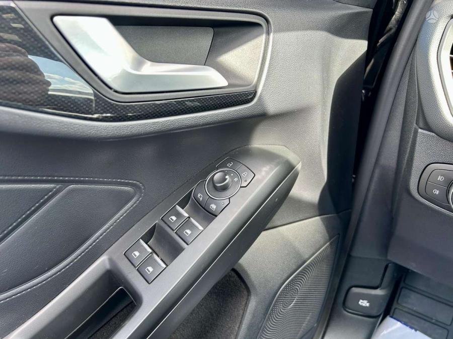 Black Ford Focus 2023 in Vilnius, with an engine capacity of 1.00 L and mileage of 98 thousand km for 13900 €, photo 23 on AUTOMOTO.COM.LV