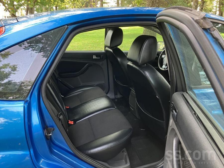 Blue Ford Focus 2004 in Jelgava, with an engine capacity of 2.00 L and mileage of 268 thousand km for 1390 €, photo 13 on AUTOMOTO.COM.LV