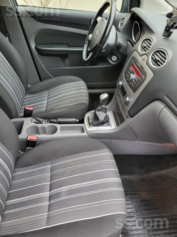 Blue Ford Focus 2010 in Riga, with an engine capacity of 1.60 L and mileage of 258 thousand km for 1200 €, photo 5 on AUTOMOTO.COM.LV