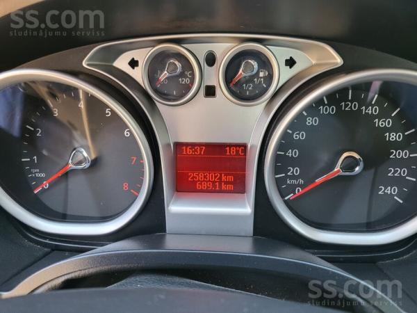 Blue Ford Focus 2010 in Riga, with an engine capacity of 1.60 L and mileage of 258 thousand km for 1200 €, photo 9 on AUTOMOTO.COM.LV