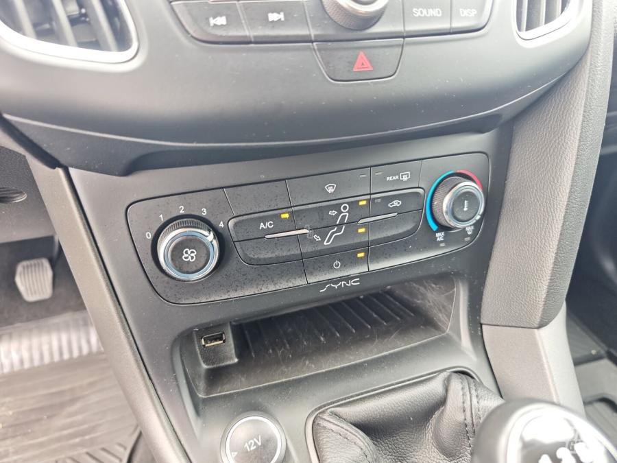Zils Ford Focus 2015 Viļņa, ar dzinēja tilpumu 1.00 L un nobraukumu 193 tūkst. km par 4500 €, foto 19 vietnē AUTOMOTO.COM.LV